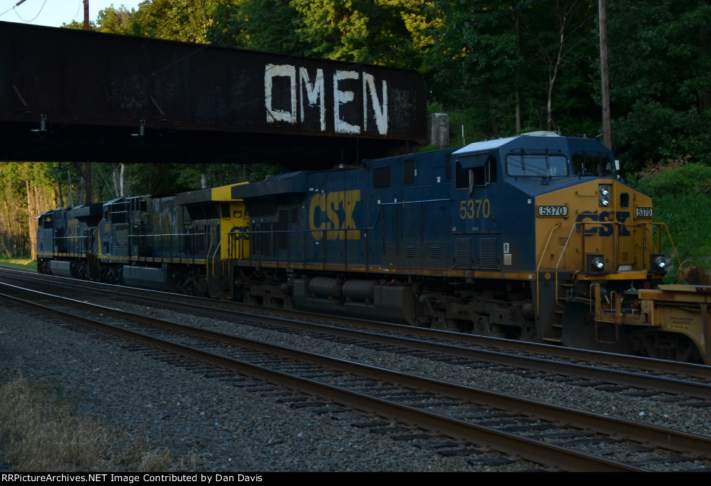 CSX ES40DC 5370 trails on Q034-29